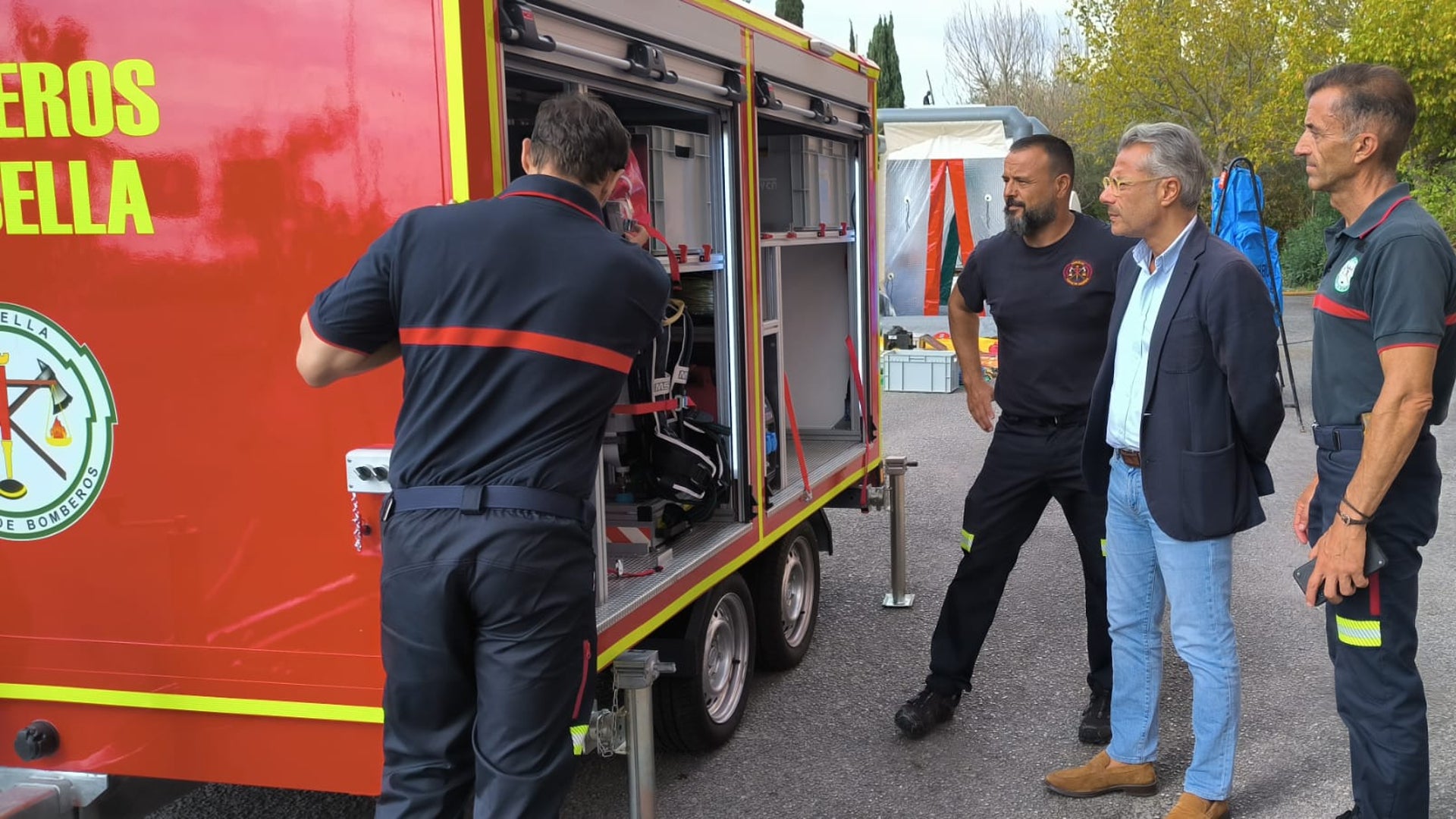 Los bomberos de Marbella suman a su flota un nuevo remolque especializado para intervenciones ...